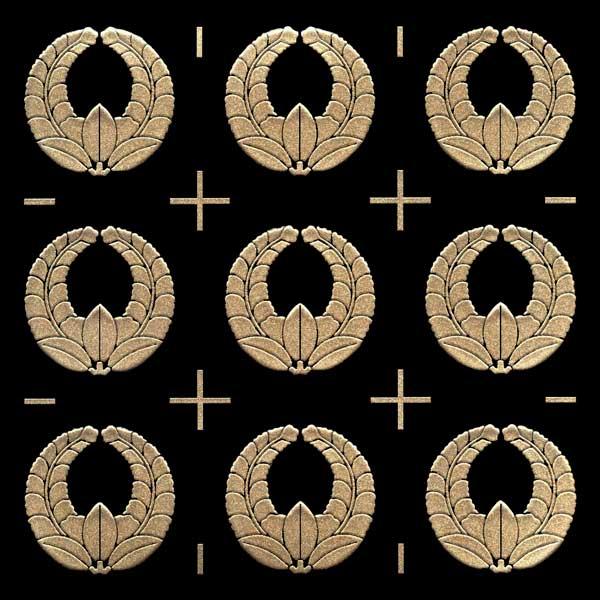 ■日本製■柄サイズ　W1.5cm×H1.5cm家紋の柄のみが残るタイプのステッカーです。貼り付けかんたん、他に類を見ない質感と輝き、抜群の耐久性と粘着力！ご要望の多かった小さめのサイズが登場しました！藤日本十大紋の一つ。 藤は風にそよぐ紫色...