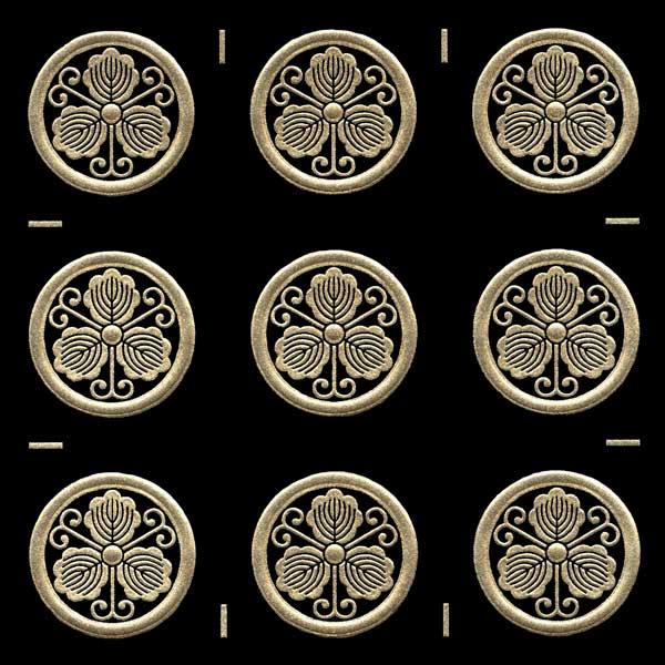 ■日本製■柄サイズ　W1.5cm×H1.5cm家紋の柄のみが残るタイプのステッカーです。貼り付けかんたん、他に類を見ない質感と輝き、抜群の耐久性と粘着力！ご要望の多かった小さめのサイズが登場しました！柏古代から柏の葉は、神前に供物を供えると...