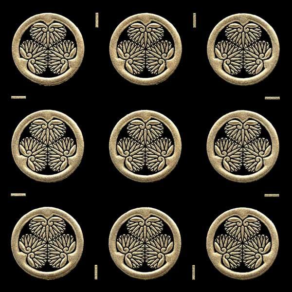 ■日本製■柄サイズ　W1.5cm×H1.5cm家紋の柄のみが残るタイプのステッカーです。貼り付けかんたん、他に類を見ない質感と輝き、抜群の耐久性と粘着力！ご要望の多かった小さめのサイズが登場しました！葵葵は京都にある加茂（賀茂）社の神草で、...