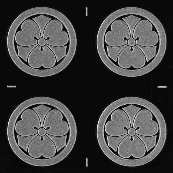 ■日本製■柄サイズ　W2.4cm×H2.4cm家紋の柄のみが残るタイプのステッカーです。貼り付けかんたん、他に類を見ない質感と輝き、抜群の耐久性と粘着力！ご要望の多かった小さめのサイズが登場しました！片喰…日本十大紋の一つ。方葉が三つあるの...