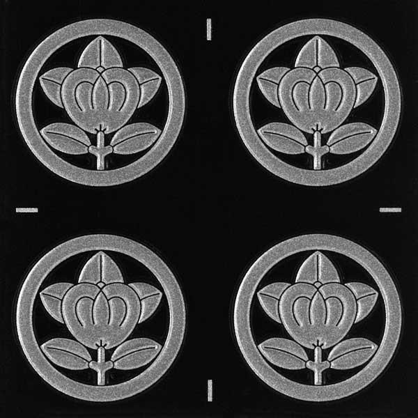 ■日本製■柄サイズ　W2.4cm×H2.4cm家紋の柄のみが残るタイプのステッカーです。貼り付けかんたん、他に類を見ない質感と輝き、抜群の耐久性と粘着力！ご要望の多かった小さめのサイズが登場しました！橘日本十大家紋の一つ。橘は蜜柑の原種で実...