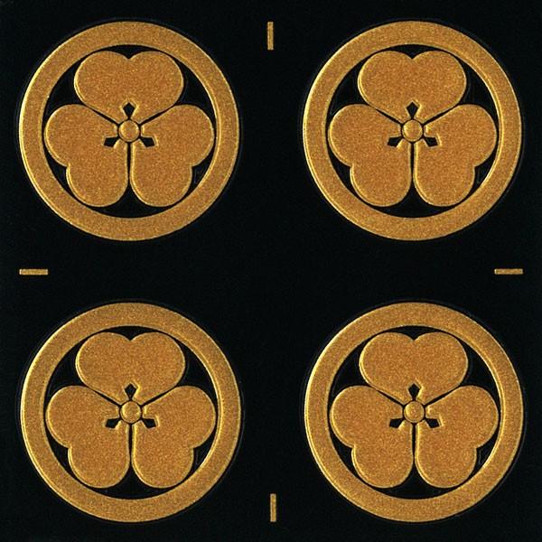 ■日本製■柄サイズ　W2.4cm×H2.4cm家紋の柄のみが残るタイプのステッカーです。貼り付けかんたん、他に類を見ない質感と輝き、抜群の耐久性と粘着力！ご要望の多かった小さめのサイズが登場しました！片喰日本十大紋の一つ。方葉が三つあるので...