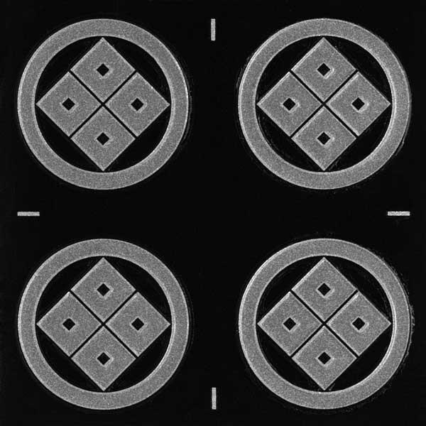 ■日本製■柄サイズ　W2.4cm×H2.4cm家紋の柄のみが残るタイプのステッカーです。貼り付けかんたん、他に類を見ない質感と輝き、抜群の耐久性と粘着力！ご要望の多かった小さめのサイズが登場しました！目結目結（めゆい）とは鹿子絞りのことで、...