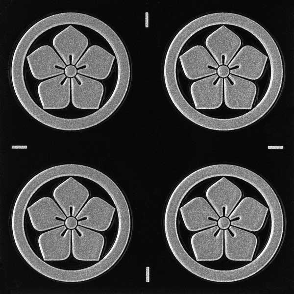 ■日本製■柄サイズ　W2.4cm×H2.4cm家紋の柄のみが残るタイプのステッカーです。貼り付けかんたん、他に類を見ない質感と輝き、抜群の耐久性と粘着力！ご要望の多かった小さめのサイズが登場しました！桔梗秋の七草の一つ。その可憐な姿は優しく...