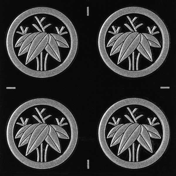 ■日本製■柄サイズ　W2.4cm×H2.4cm家紋の柄のみが残るタイプのステッカーです。貼り付けかんたん、他に類を見ない質感と輝き、抜群の耐久性と粘着力！ご要望の多かった小さめのサイズが登場しました！笹古来「松竹梅」と賞されるように竹はめで...