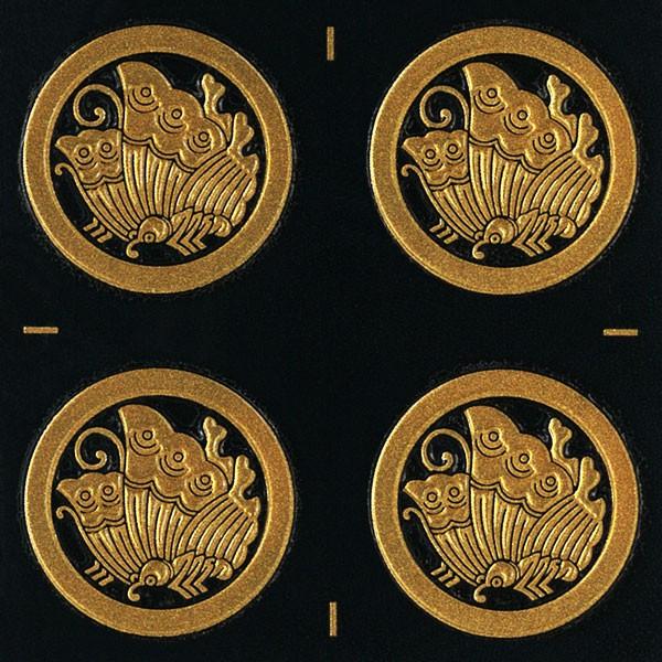 ■日本製■柄サイズ　W2.4cm×H2.4cm家紋の柄のみが残るタイプのステッカーです。貼り付けかんたん、他に類を見ない質感と輝き、抜群の耐久性と粘着力！ご要望の多かった小さめのサイズが登場しました！蝶抽象的で幾何的要素の多い家紋の中にあっ...