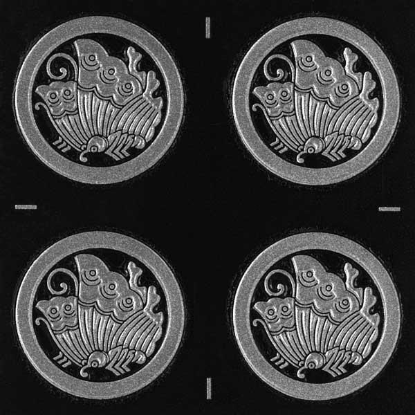 ■日本製■柄サイズ　W2.4cm×H2.4cm家紋の柄のみが残るタイプのステッカーです。貼り付けかんたん、他に類を見ない質感と輝き、抜群の耐久性と粘着力！ご要望の多かった小さめのサイズが登場しました！蝶抽象的で幾何的要素の多い家紋の中にあっ...