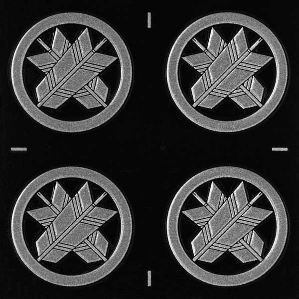 ■日本製■柄サイズ　W2.4cm×H2.4cm家紋の柄のみが残るタイプのステッカーです。貼り付けかんたん、他に類を見ない質感と輝き、抜群の耐久性と粘着力！ご要望の多かった小さめのサイズが登場しました！矢弓矢は古代から狩猟の道具として、あるい...