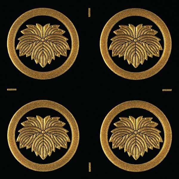 ■日本製■柄サイズ　W2.4cm×H2.4cm家紋の柄のみが残るタイプのステッカーです。貼り付けかんたん、他に類を見ない質感と輝き、抜群の耐久性と粘着力！ご要望の多かった小さめのサイズが登場しました！蔦 日本十大紋の一つ。 蝶や方喰と並んで...