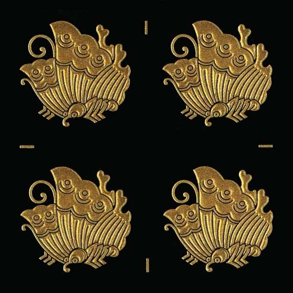 ■日本製■柄サイズ　W2.4cm×H2.4cm家紋の柄のみが残るタイプのステッカーです。貼り付けかんたん、他に類を見ない質感と輝き、抜群の耐久性と粘着力！ご要望の多かった小さめのサイズが登場しました！蝶 抽象的で幾何的要素の多い家紋の中にあ...