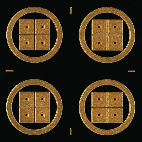 ■日本製■柄サイズ　W2.4cm×H2.4cm家紋の柄のみが残るタイプのステッカーです。貼り付けかんたん、他に類を見ない質感と輝き、抜群の耐久性と粘着力！スマホカバーや剣道の胴に貼り付けるのに調度いいサイズ！目結 目結（めゆい）とは鹿子絞り...