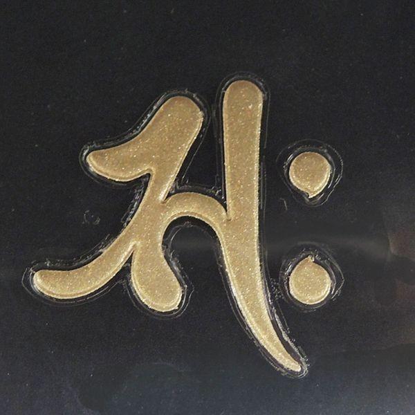 ■日本製■柄サイズ　W2.1cm×H2.2cm■シールサイズ　W3.5cm×H3.5cm柄のみが残るタイプのステッカーです。貼り付けかんたん、他に類を見ない質感と輝き、抜群の耐久性と粘着力！スマホカバー等に貼り付けるのに調度なサイズ！【守護...