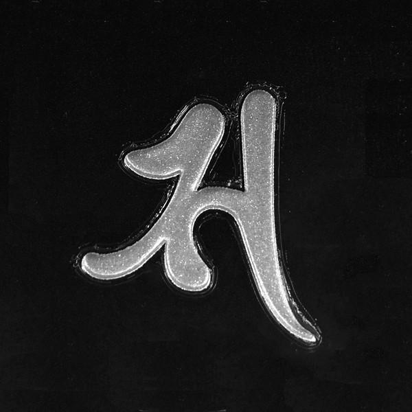 ■日本製■柄サイズ　W1.9cm×H2.1cm■シールサイズ　W3.5cm×H3.5cm柄のみが残るタイプのステッカーです。貼り付けかんたん、他に類を見ない質感と輝き、抜群の耐久性と粘着力！スマホカバー等に貼り付けるのに調度なサイズ！【十三...