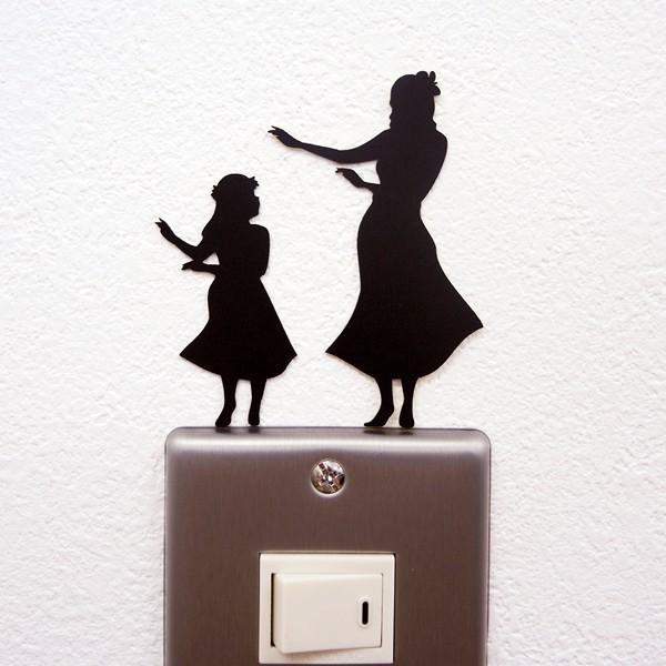 ■日本製■シールサイズ　親　縦 　7.5 cm  x  横 4.5 cm子　縦 　5.5 cm  x  横 3 cm電気のスイッチまわり、棚の上、トイレの壁など毎日何気なく見ている場所にストーリーを生み出すことができるウォールステッカーです...