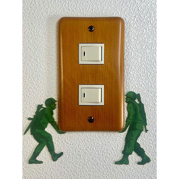 ■日本製■シールサイズ　縦 7.5 cm  x  横 4.8 cm、縦 8.4 cm  x  横 4.0 cm電気のスイッチまわり、棚の上、トイレの壁など毎日何気なく見ている場所にストーリーを生み出すことができるウォールステッカーです。従来...