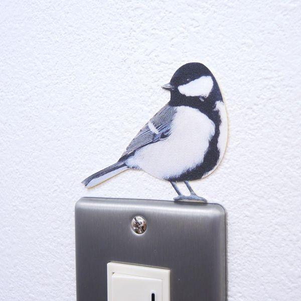 ■日本製■シールサイズ　縦 5.5 cm  x  横 5.5 cm電気のスイッチまわり、棚の上、トイレの壁など毎日何気なく見ている場所にストーリーを生み出すことができるウォールステッカーです。従来のシールのようにテカテカ反射することが無いフ...