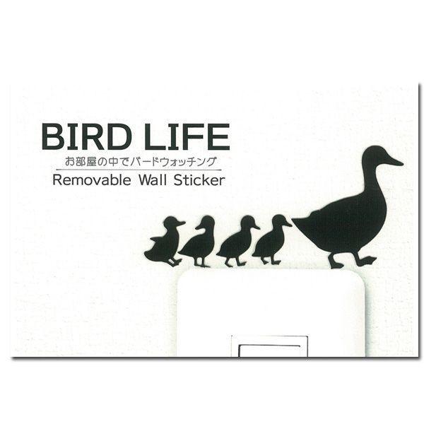 ■日本製■シールサイズ　縦 4.5 cm  x  横 11.5 cm電気のスイッチまわり、棚の上、トイレの壁など毎日何気なく見ている場所にストーリーを生み出すことができるウォールステッカーです。従来のシールのようにテカテカ反射することが無い...