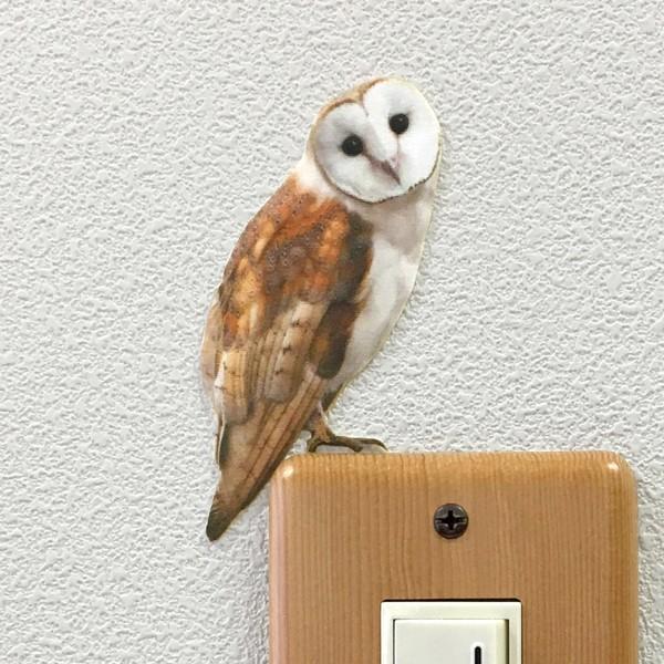 ■日本製■シールサイズ　縦 9.5 cm  x  横 5.1 cm電気のスイッチまわり、棚の上、トイレの壁など毎日何気なく見ている場所にストーリーを生み出すことができるウォールステッカーです。従来のシールのようにテカテカ反射することが無いフ...