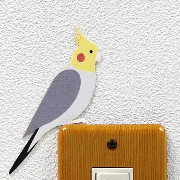 ■日本製■シールサイズ　縦 9.9 cm  x  横 7 cm電気のスイッチまわり、棚の上、トイレの壁など毎日何気なく見ている場所にストーリーを生み出すことができるウォールステッカーです。従来のシールのようにテカテカ反射することが無いファブ...