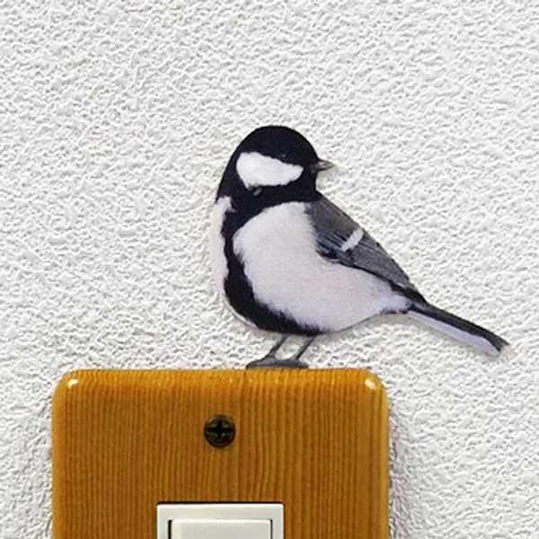 ■日本製■シールサイズ　縦 5.4 cm  x  横 6.7 cm電気のスイッチまわり、棚の上、トイレの壁など毎日何気なく見ている場所にストーリーを生み出すことができるウォールステッカーです。従来のシールのようにテカテカ反射することが無いフ...