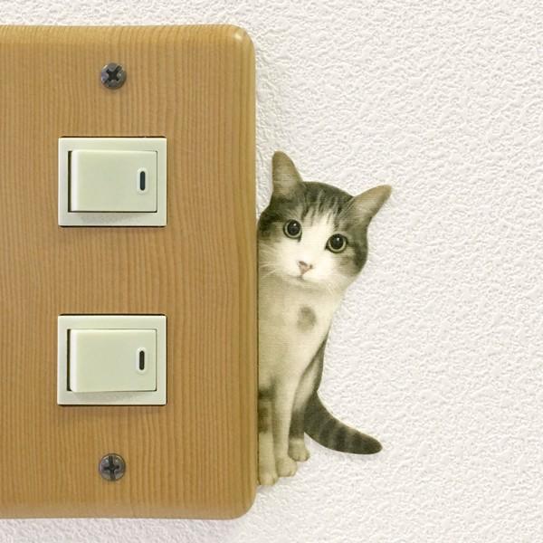 ■日本製■シールサイズ　縦 8.9 cm  x  横 3.5 cm電気のスイッチまわり、棚の上、トイレの壁など毎日何気なく見ている場所にストーリーを生み出すことができるウォールステッカーです。従来のシールのようにテカテカ反射することが無いフ...
