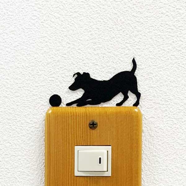■日本製■シールサイズ　犬：縦3.8cm  x  横5.8cm　　　　　　　　ボール：縦1cm  x  横1cm　　　　　　　　電気のスイッチまわり、棚の上、トイレの壁など毎日何気なく見ている場所にストーリーを生み出すことができるウォールス...