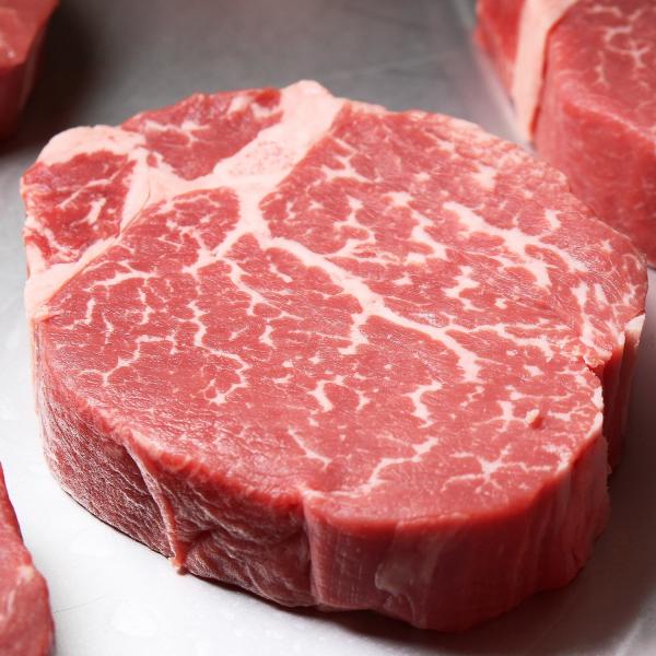 柔らかく、しっとりした肉質はいつ食べても幸せになります。牛肉の部位の中で最高級部位のヒレ肉は１頭から5ｋｇほどしか取れません。その中でも、中央部の最も厚みがあり、肉質の良い中心部分を「シャトーブリアン」と呼び”究極の希少部位”とされています...