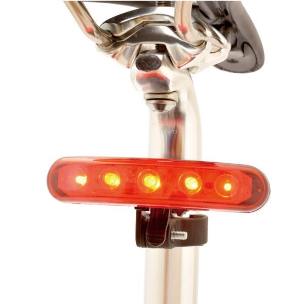 全国一律送料￥600-　＜店頭受取可能商品＞・自動点滅タイプテールライト。・照度、振動センサー内蔵。・赤色LED5個使用。(高輝度LED/3個、チップLED/2個)・ワイド配光・点滅寿命約200時間(新品電池使用時)・アルカリ単4型乾電池2...