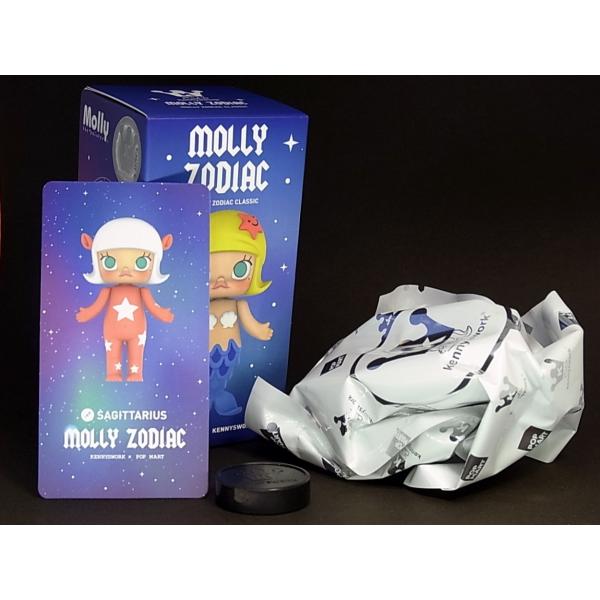 デザイナーズトイメーカー POPMART社のMOLLY ZODIACシリーズから「SAGITTARIUS」になります。未開封品・フィギュア・ミニカード・台座※外箱付属（底部からの開封済）　海外製品により、成型と着色とのズレやムラ・汚れ・小キ...