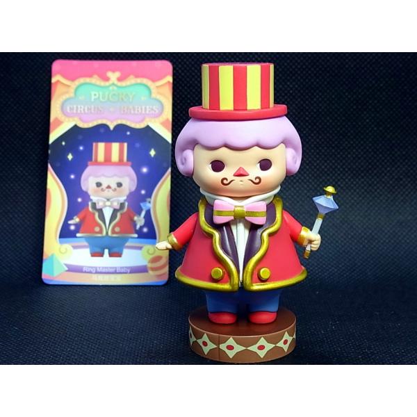 デザイナーズトイメーカー POPMART社のPUCKY CIRCUS BABIES シリーズから「Ring Master Baby」になります。開封済品・フィギュア本体・ミニカード・台座※外箱は付属しません。　海外製品により、成型と着色との...