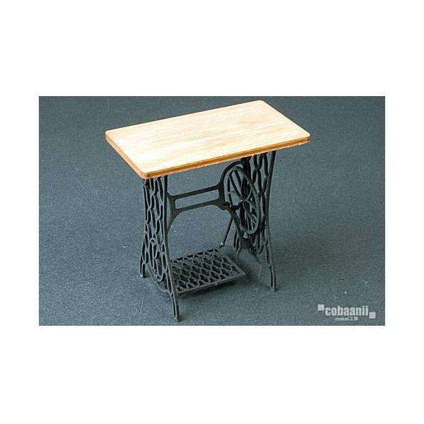 ▼この商品は【コバアニ cobaanii mokei工房 ロートアイアンファニチャー 1/12スケール ミシン台 組み立てキット [IF-019]】です。お部屋のインテリアとして。小物を置いてさらにお洒落度アップ。■1/12スケール・W62...