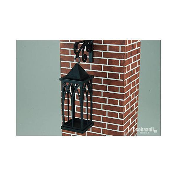 ▼この商品は【コバアニ cobaanii mokei工房 ロートアイアンファニチャー 1/12スケール ランタン2 L type 組み立てキット [IF-021]】です。家の玄関やガーデンのワンポイントとしてよく使われているのがランランです...