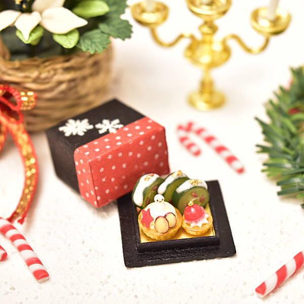 ▼この商品は【Xmas ミニチュアフード 雪だるまとサンタのクリスマススイーツ和BOX [品番：33888] [ミニチュア作家 京都まめひろ×コラボ商品]】です。和風ミニチュアドールハウス作家 京都まめひろ さんとトイサンタのコラボ商品です...
