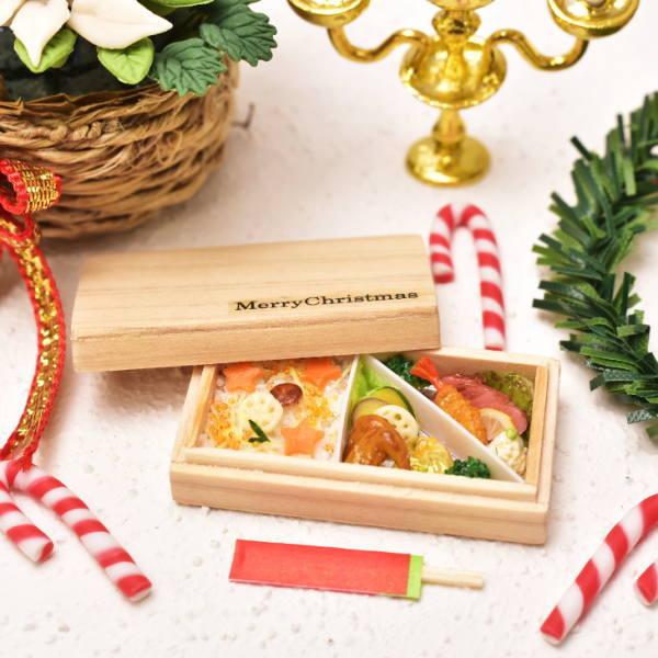 ▼この商品は【Xmas ミニチュアフード ちらし弁当 クリスマスver. [品番：33889] [ミニチュア作家 京都まめひろ×コラボ商品]】です。和風ミニチュアドールハウス作家 京都まめひろ さんとトイサンタのコラボ商品です。木製弁当箱の...