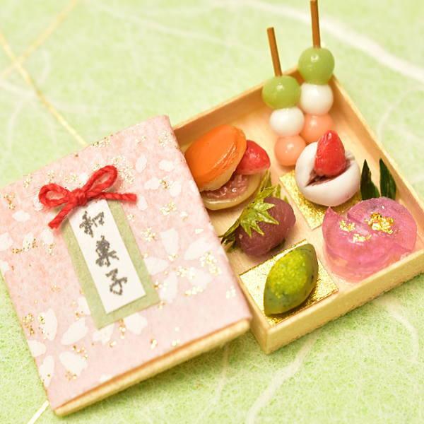 ▼この商品は【ミニチュアフード 春の和菓子詰合せ [品番：34940] [ミニチュア作家 京都まめひろ トイサンタ限定販売]】です。和風ミニチュアドールハウス作家 京都まめひろ さんの2021年春の新作です。春の訪れを感じる、可愛いらしくや...