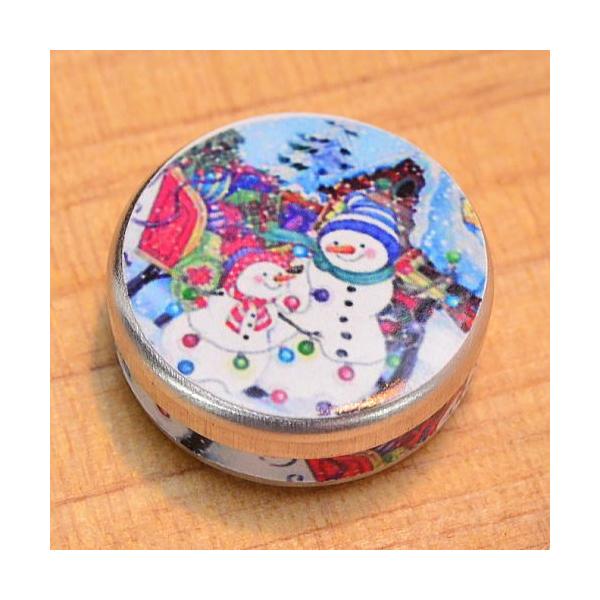 ▼この商品は【ミニチュア雑貨 クッキー丸缶(C) [rckt3] 品番：28541】です。1/12スケールのミニチュア ドールハウス用の小物です。海外輸入商品の為、塗装などにムラがある場合がございますのでご了承ください。かわいいクッキー缶シ...