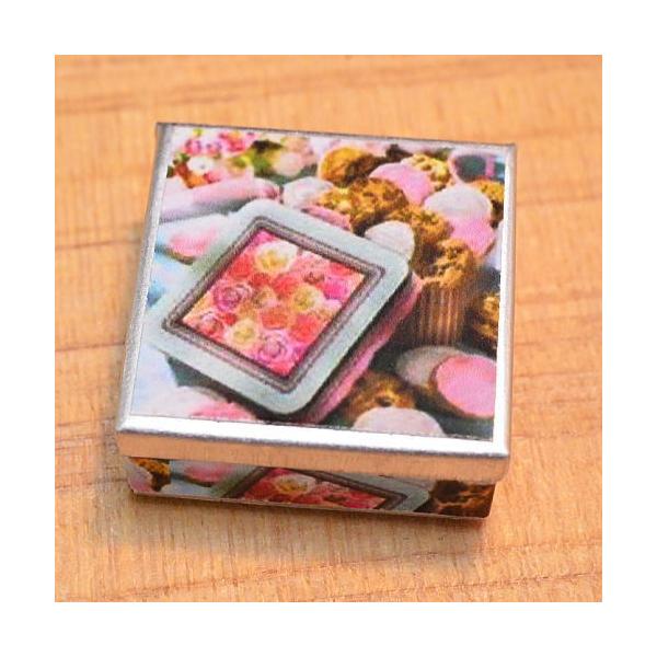 ▼この商品は【ミニチュア雑貨 クッキー角缶(C) [sckt3] 品番：28546】です。1/12スケールのミニチュア ドールハウス用の小物です。海外輸入商品の為、塗装などにムラがある場合がございますのでご了承ください。かわいいクッキー缶シ...