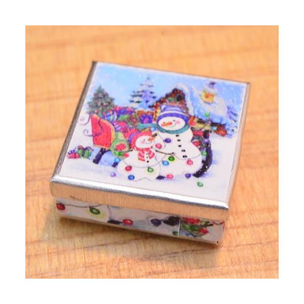 ▼この商品は【ミニチュア雑貨 クッキー角缶(D) [sckt4] 品番：28547】です。1/12スケールのミニチュア ドールハウス用の小物です。海外輸入商品の為、塗装などにムラがある場合がございますのでご了承ください。かわいいクッキー缶シ...