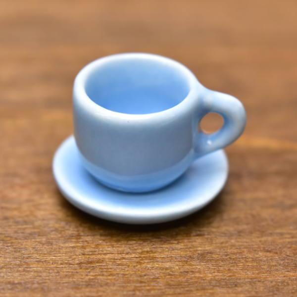 ▼この商品は【ミニチュア雑貨 ハンドメイド 陶器のカップ＆ソーサー ブルー [SM-CCSP152]】です。1/12スケールのミニチュア ドールハウス用の小物です。海外輸入商品の為、塗装などにムラがある場合がございますのでご了承ください。ミ...