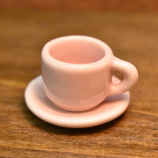 ▼この商品は【ミニチュア雑貨 ハンドメイド 陶器のカップ＆ソーサー ピンク [SM-CCSP153]】です。1/12スケールのミニチュア ドールハウス用の小物です。海外輸入商品の為、塗装などにムラがある場合がございますのでご了承ください。ミ...