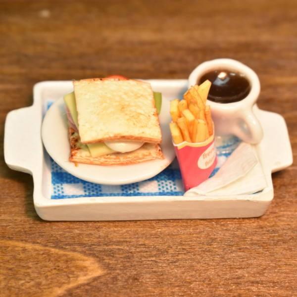 ▼この商品は【ミニチュアフード ファストフードトレー(3) [SM-TFF03]】です。1/12スケールのミニチュア ドールハウス用の小物です。海外輸入商品の為、塗装などにムラがある場合がございますのでご了承ください。ファストフードシリーズ...