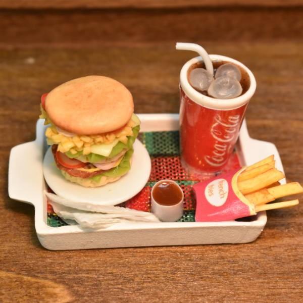 ▼この商品は【ミニチュアフード ファストフードトレー(11) [SM-TFF11]】です。1/12スケールのミニチュア ドールハウス用の小物です。海外輸入商品の為、塗装などにムラがある場合がございますのでご了承ください。ファストフードシリー...