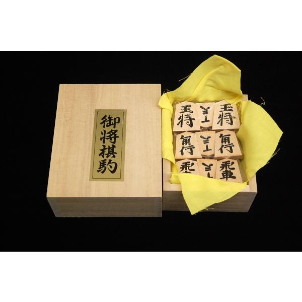 ●将棋駒 白椿彫●駒箱入り※駒の文字は略字で機械彫り王将のサイズ：高さ30mm×幅27mm×厚み8mm紙製将棋盤付き※天然木のため駒の木目などは個体差がありますので予めご了承下さい。※パッケージ(外箱）には多少経年劣化（スレ、底面汚れ）があ...