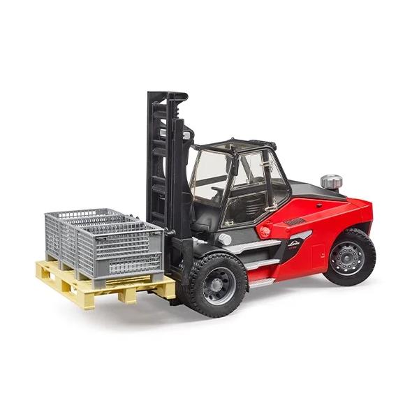 妥協を許さないbruder社のつくりこみは見落としがちな細部にまでも及ぶ。本物を連想させるコックピットはまさに圧巻だ。運転席の屋根部分にも彼らの持っている心意気が感じられる。bruder製品は、『just like the real thi...