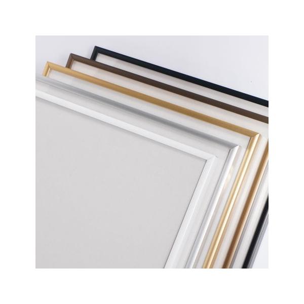 ドイツHEYEパズル社の1000ピース（50×70cm）専用の日本製アルミフレームです。厚さ１mm の透明樹脂板を使用したしっかりとした作りになっています。内容物にはフレーム(枠)・台紙・透明樹脂板・壁掛け用のフック・ひもが同梱されています...