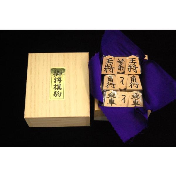 ●将棋駒 楓 上彫●桐製駒箱入り※駒の文字は機械彫り王将のサイズ：高さ32mm×幅27mm×厚み9mm※天然木のため駒の木目などは個体差がありますので予めご了承下さい。※紙製の外箱側面に多少退色がありますので予めご了承下さい。