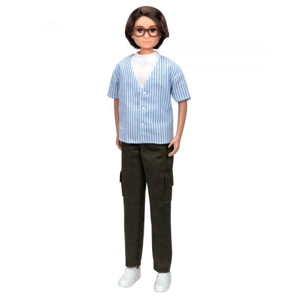 ,#00003805 インナーが白いTシャツのブルーストライプシャツにカーキのパンツ、白いスニーカーを合わせたさわやかコーデ。やさしくてカジュアルなリカちゃんのパパです。ストライプシャツがさわやかなリカちゃんの今どきカジュアルパパ！
