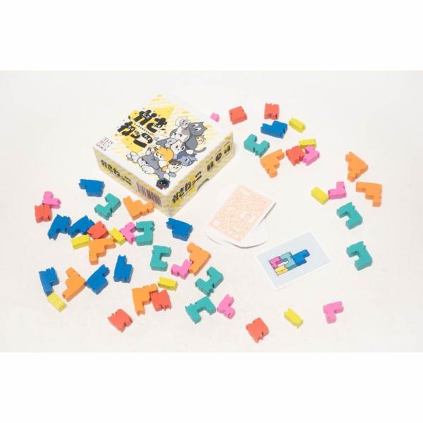 子どもから大人まで一緒に楽しめるつみきゲーム! お題カードをよく見て同じ形になるようにねこたちをつみ上げよう! ねこ好きにはたまらない早い者勝ちのパーティーゲーム!