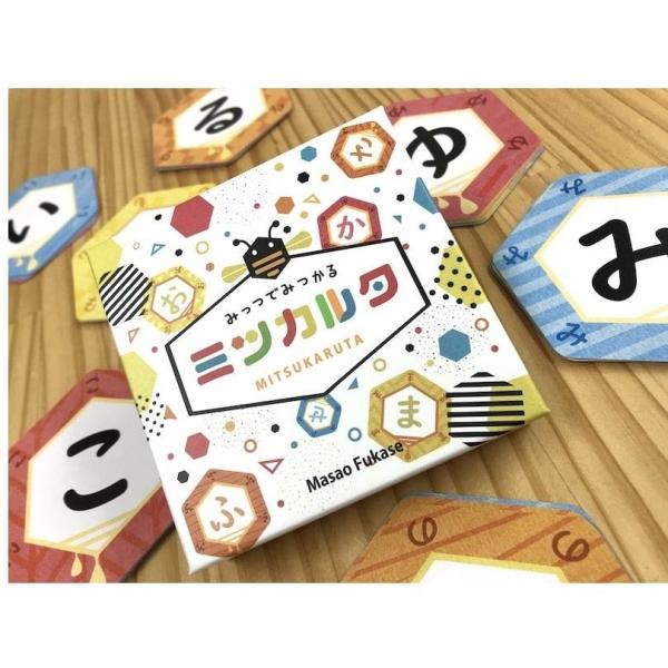 場にある 7 文字から、3 文字以上の言葉を早くみつけてカードを沢山集めましょう。文字を多く使うほどカードが集まります。