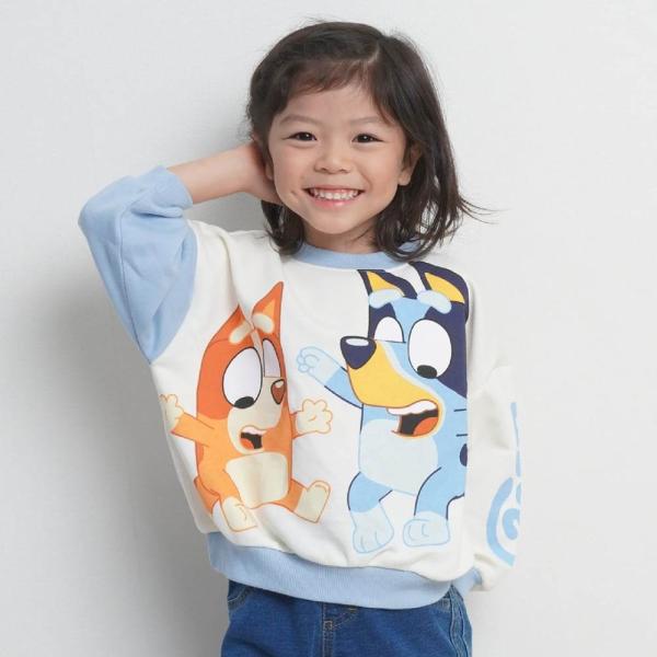 ,#20251201001,#00003624,#20251225001 人気急上昇ブルーイの裏毛トレーナーです。片腕のカラーがかわいらしい商品です。